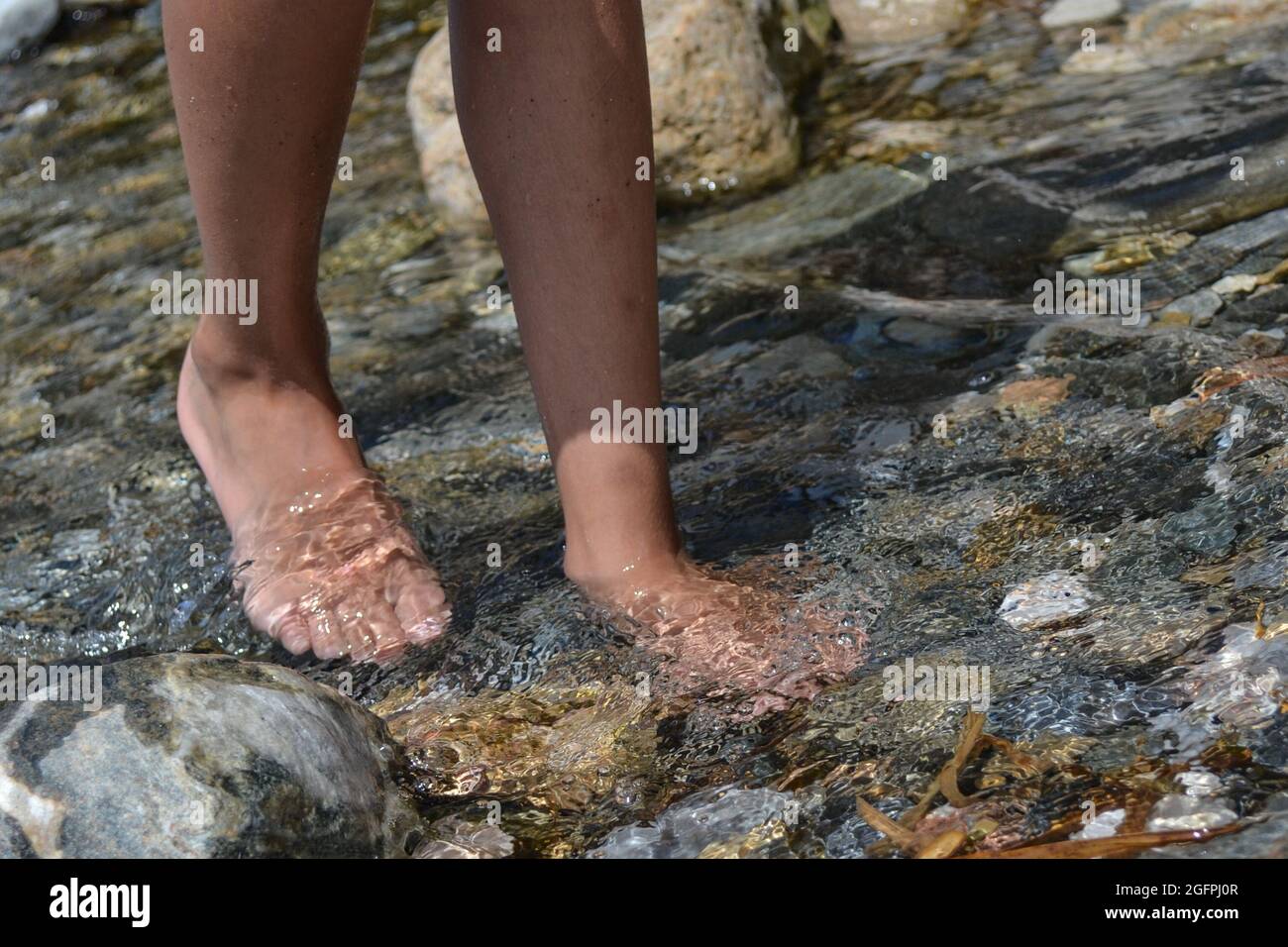Feet and wet rock and river hi-res stock photography and images - Alamy
