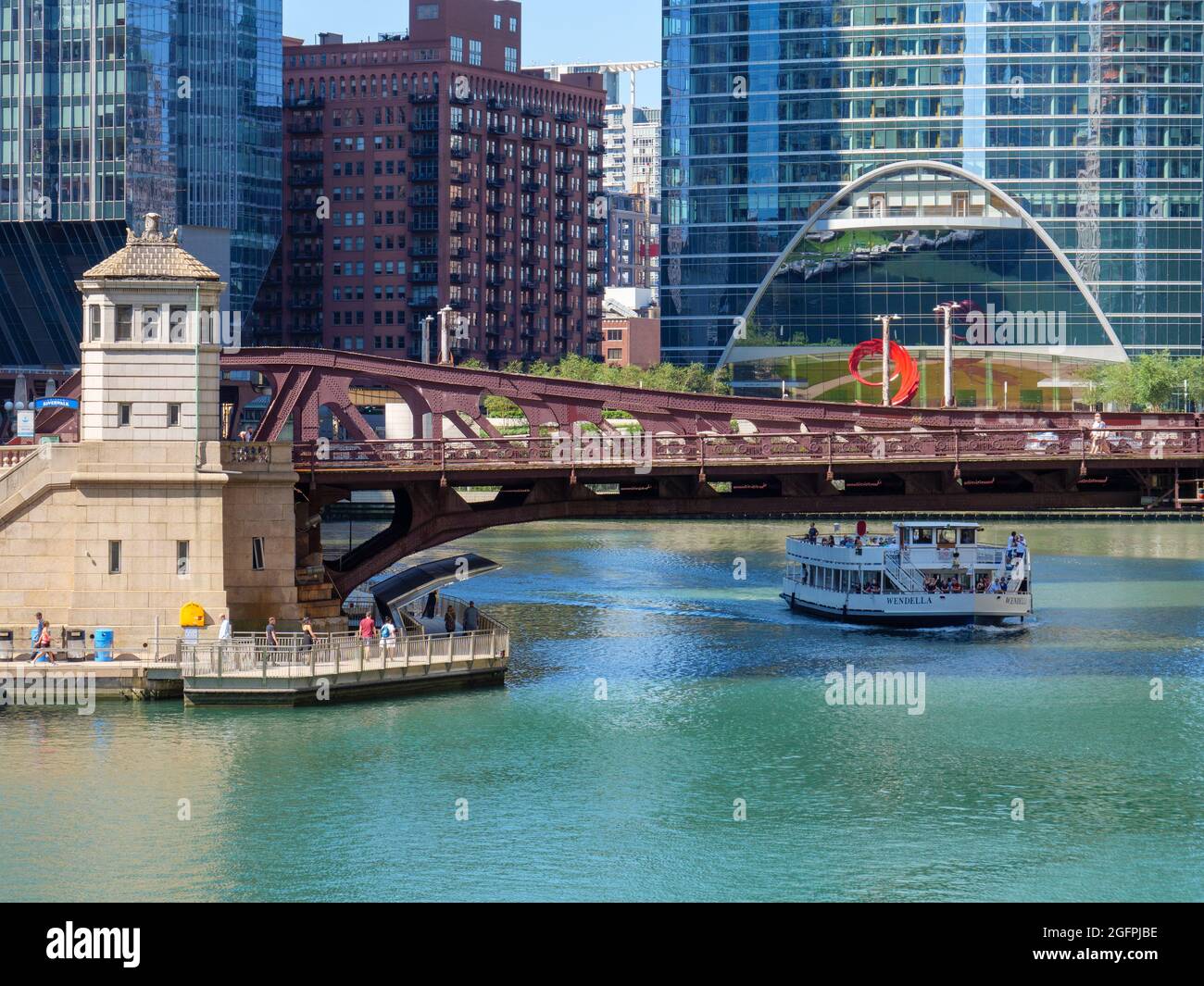Franklin Street Bridge, tour boat and Chicago Riverwalk Stock Photo - Alamy