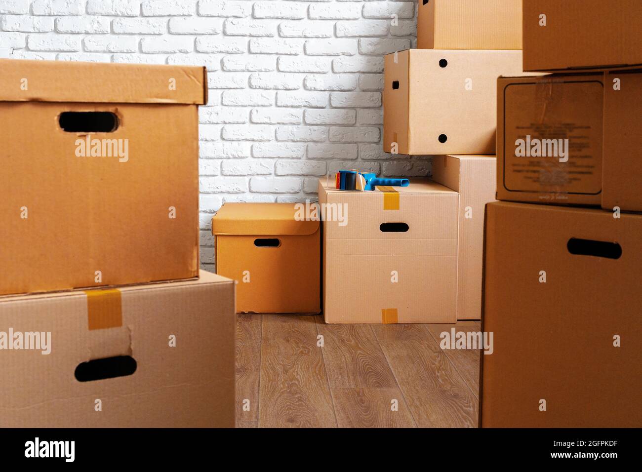 Close up of moving carton boxes in an empty room Stock Photo - Alamy