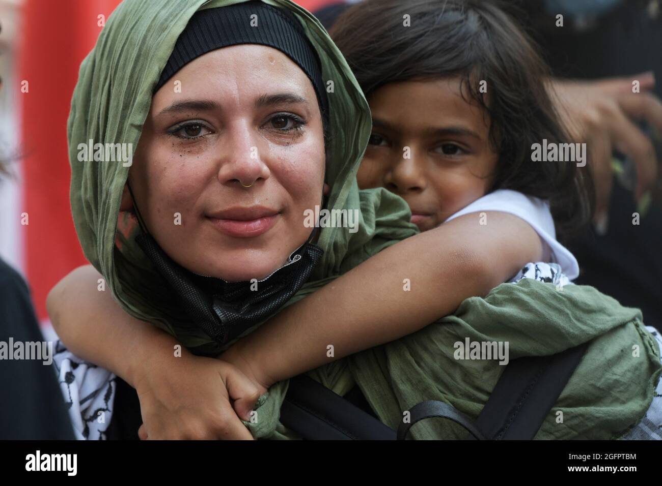 Palestinian mother child hi-res stock photography and images - Alamy