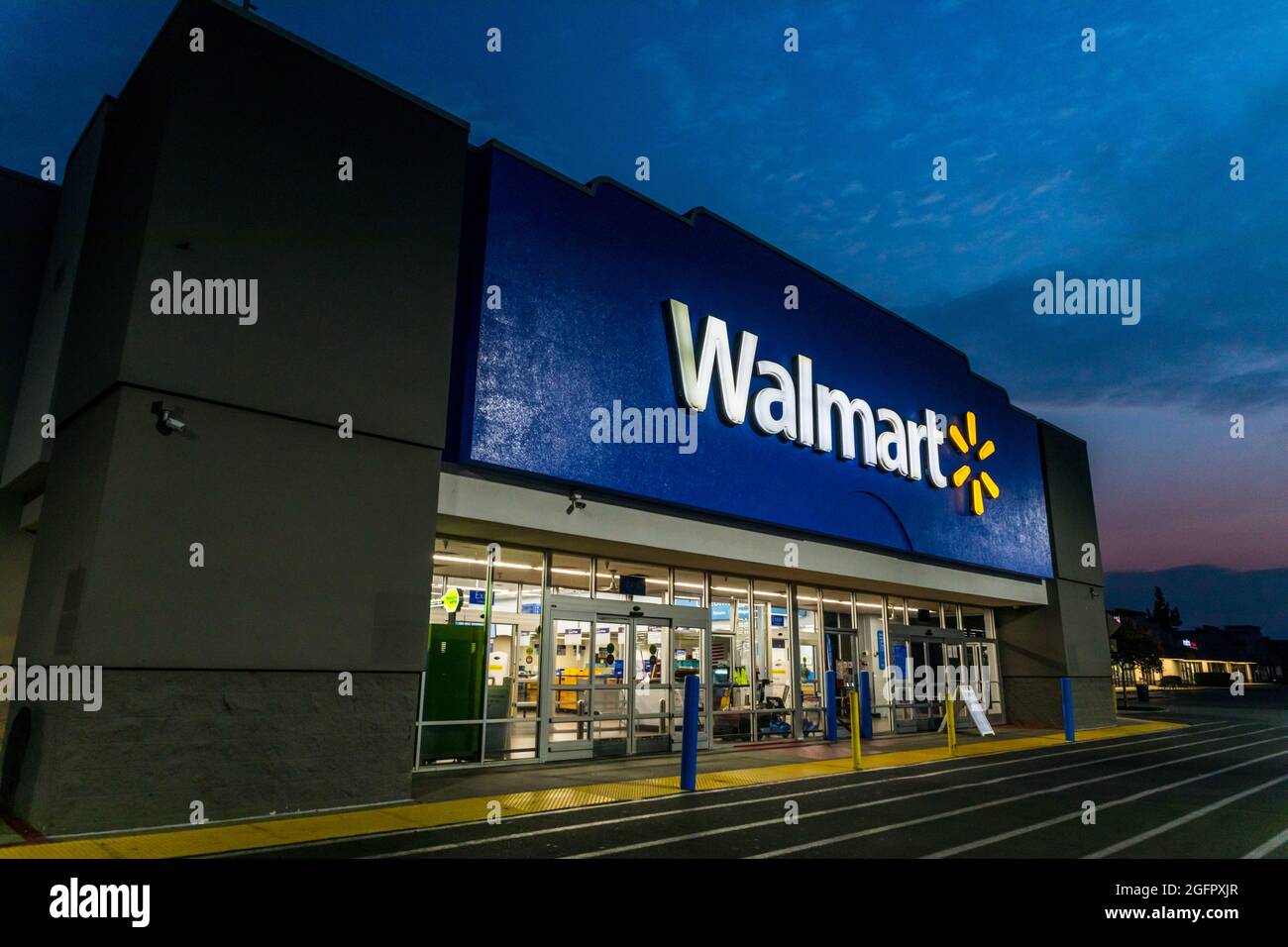 Super center hi-res stock photography and images - Alamy