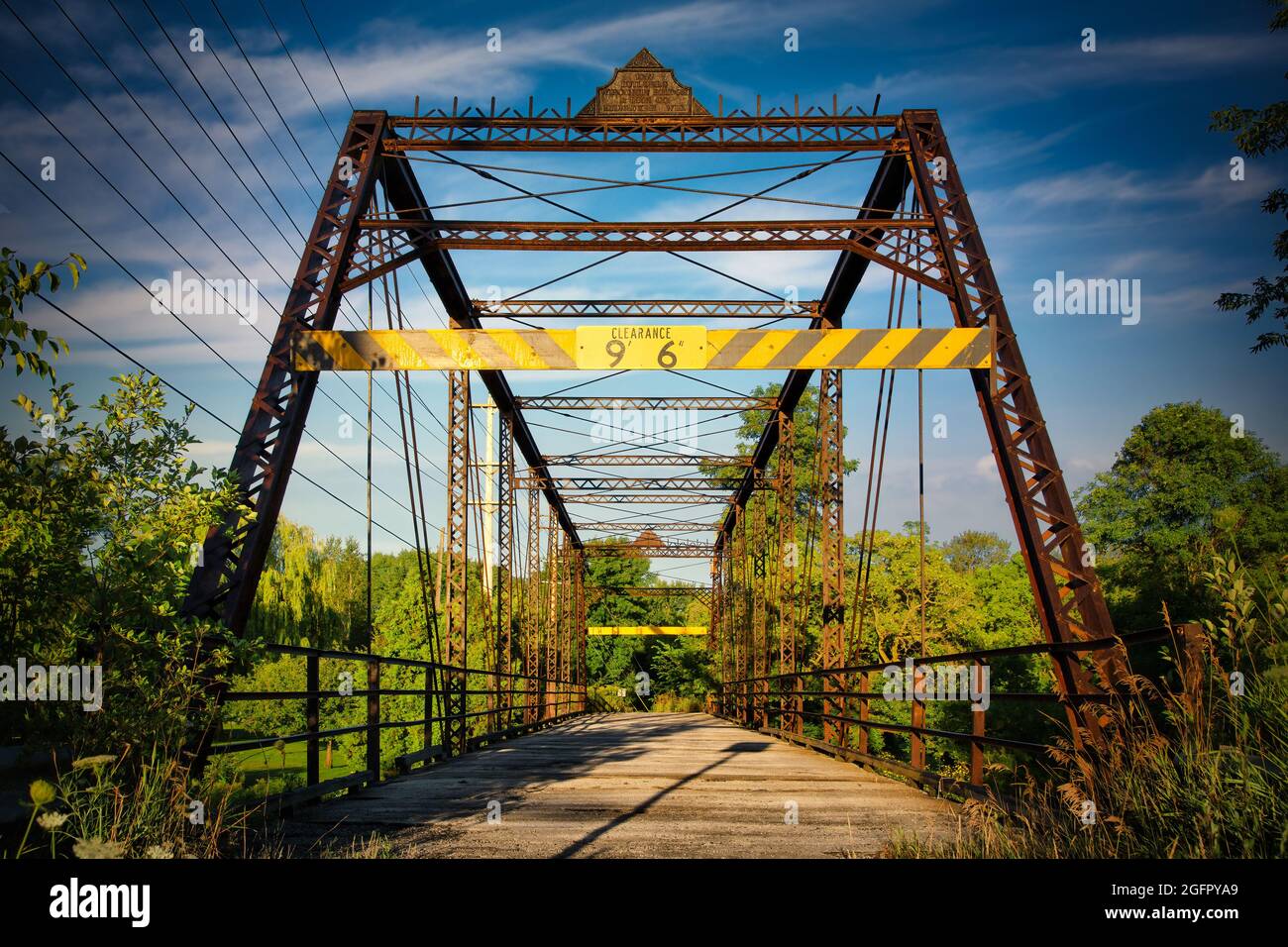 Rural country road with bridge hi-res stock photography and images - Alamy