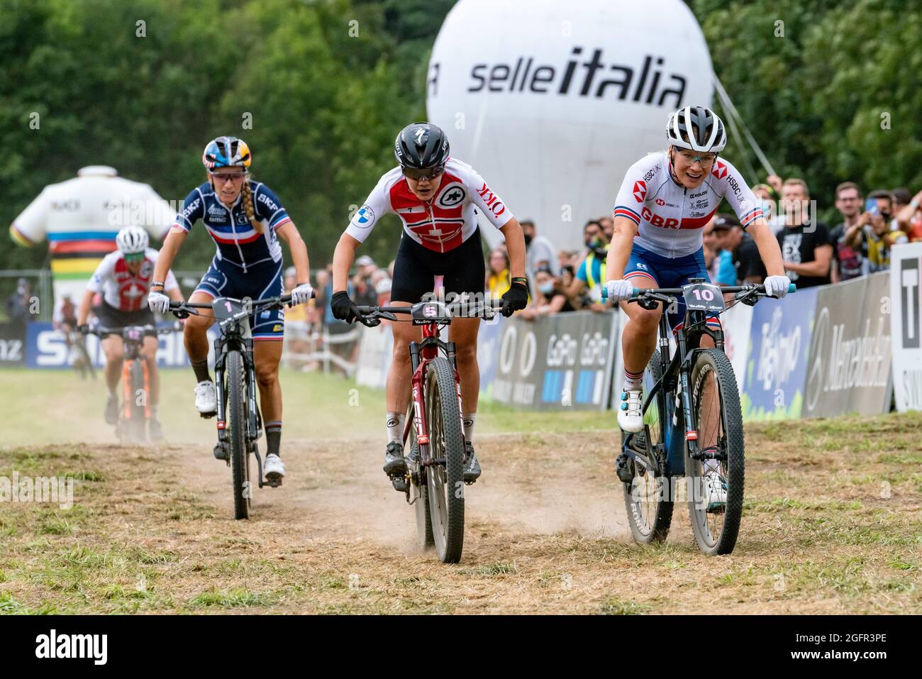 Women cycling finish line hi-res stock photography and images - Alamy
