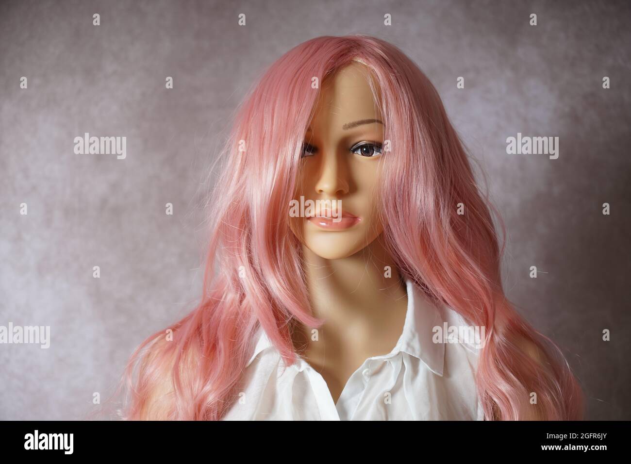 Mannequin female pink wig hi-res stock photography and images - Alamy