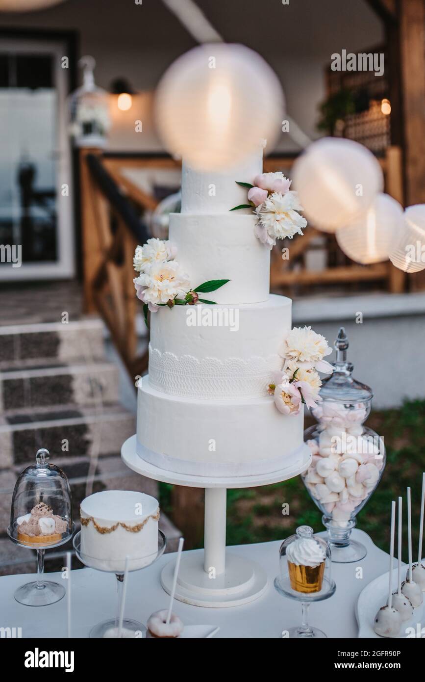 Vertical shot beautiful cake hi-res stock photography and images - Alamy