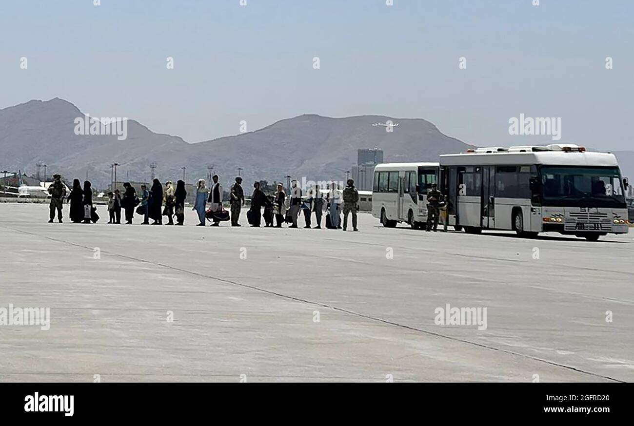 Kabul, Afghanistan. 26th Aug, 2021. Refugees are evacuated from Hamid ...