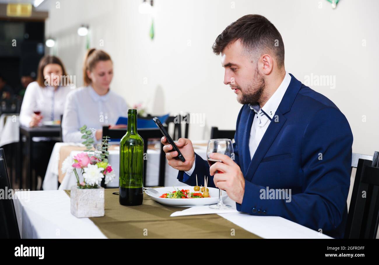 Man sitting alone at dinner table hi-res stock photography and images ...