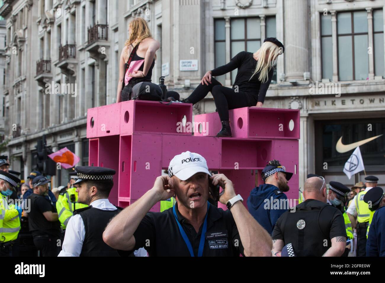 London, UK. 25th August, 2021. Metropolitan and other police officers ...