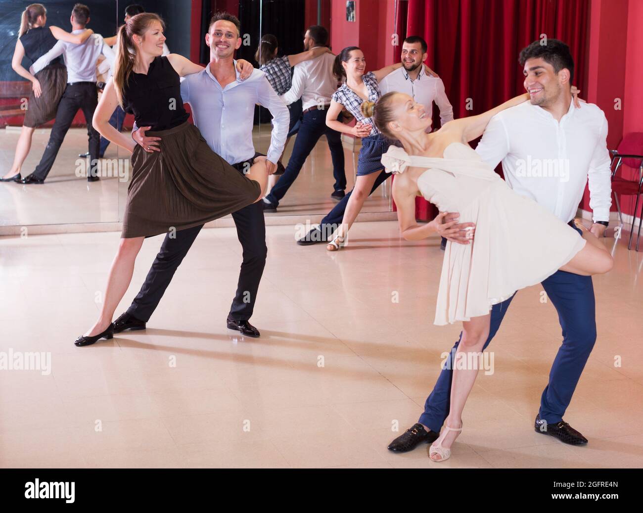 Couples practice studio dance hi-res stock photography and images - Alamy