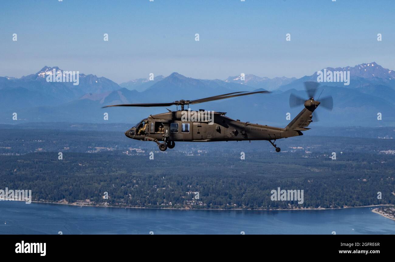 An all-female flight crew assigned to 16th Combat Aviation Brigade ...