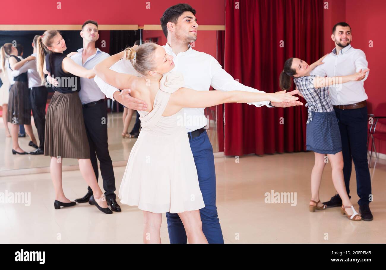 Couple slow dance embrace hi-res stock photography and images - Alamy