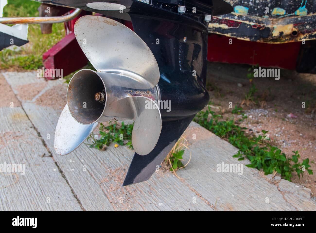 Boat propeller installed on the engine Stock Photo - Alamy