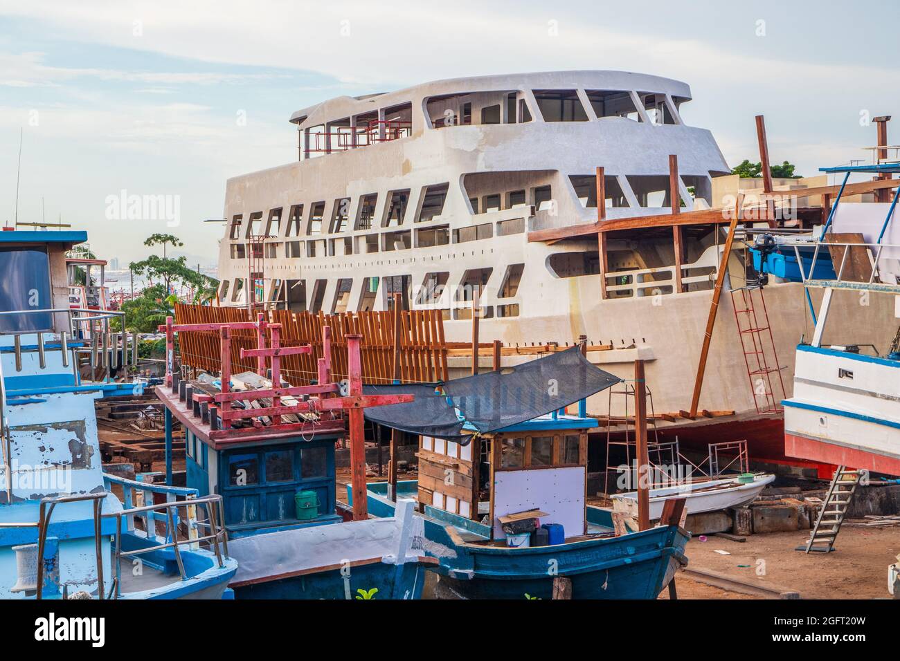 Ship scrapping hi-res stock photography and images - Alamy