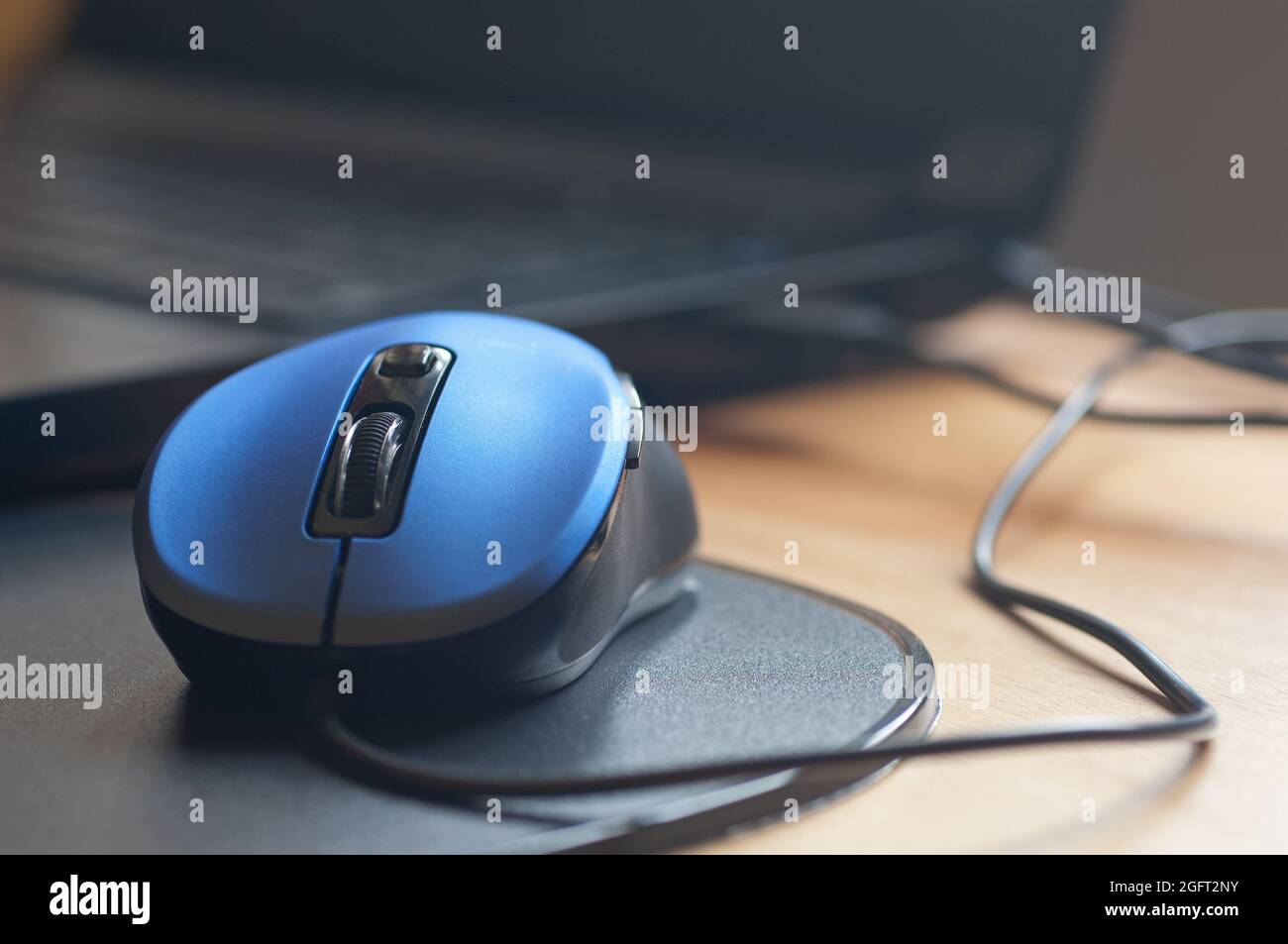 Wired computer mouse with joint-friendly mouse-pad Stock Photo - Alamy