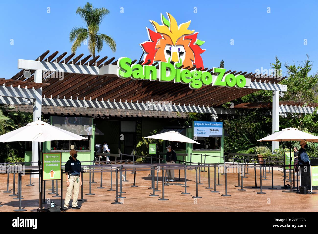 SAN DIEGO , CALIFORNIA - 25 AUG 2021: San Diego Zoo Main entrance in ... SAN DIEGO , CALIFORNIA - 25 AUG 2021: San Diego Zoo Main entrance in ...