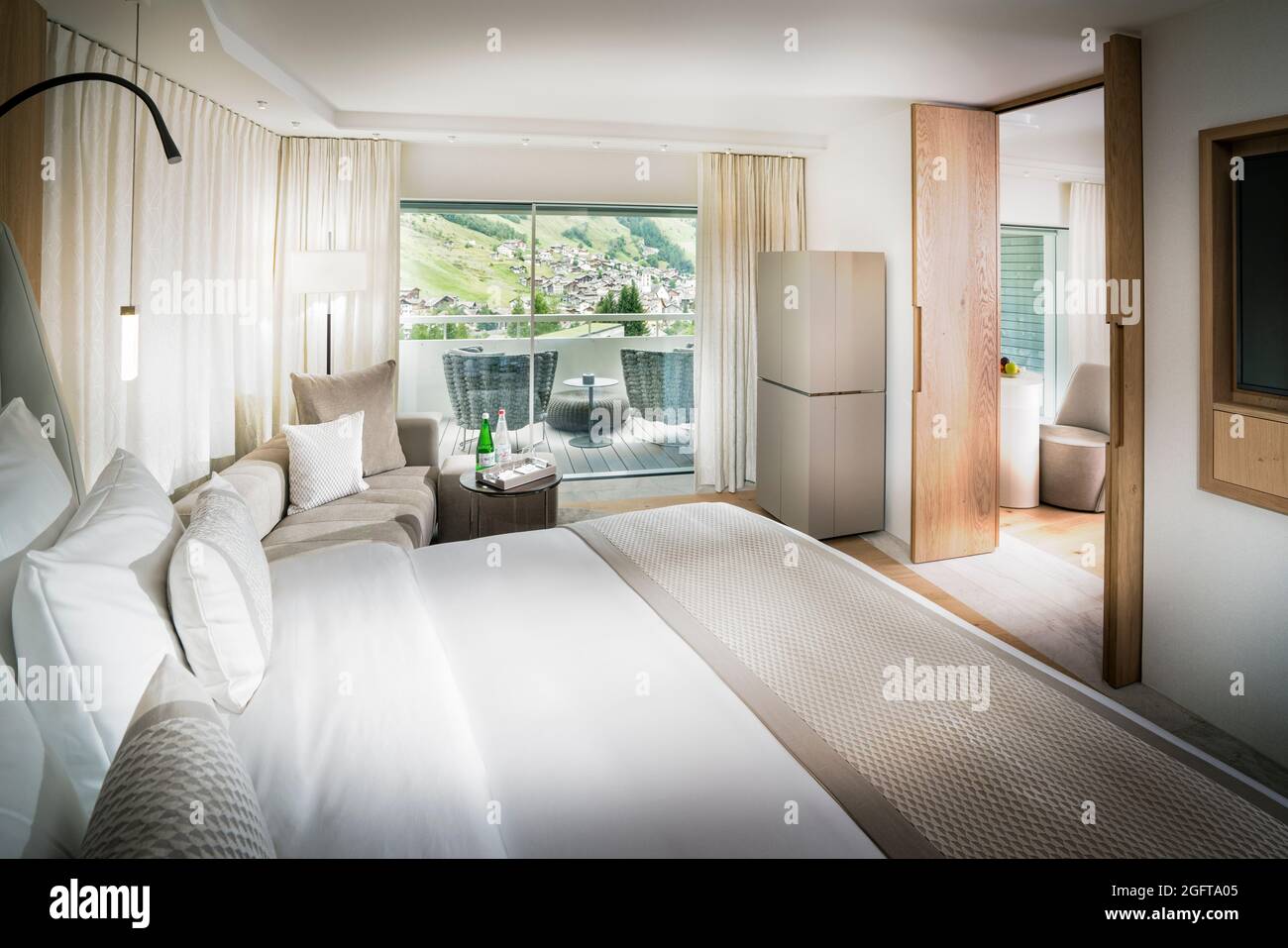 Modern wallpaper rooms hi-res stock photography and images - Alamy