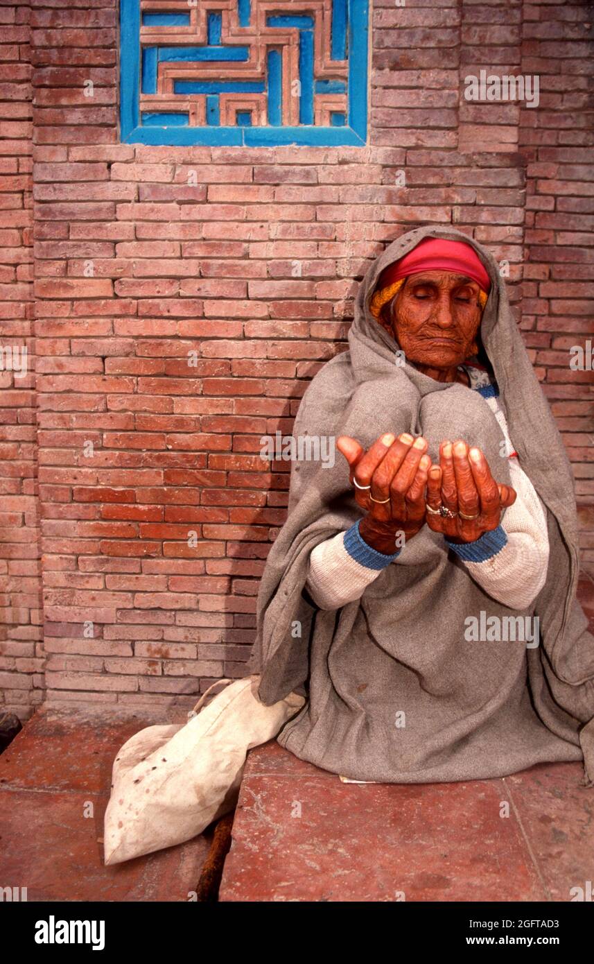 Beggar woman outside a shrine in Multan, Pakistan Stock Photo - Alamy