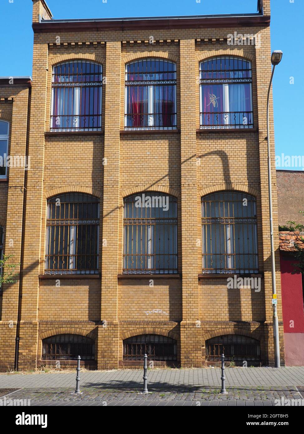 Three story house exterior hi-res stock photography and images - Alamy