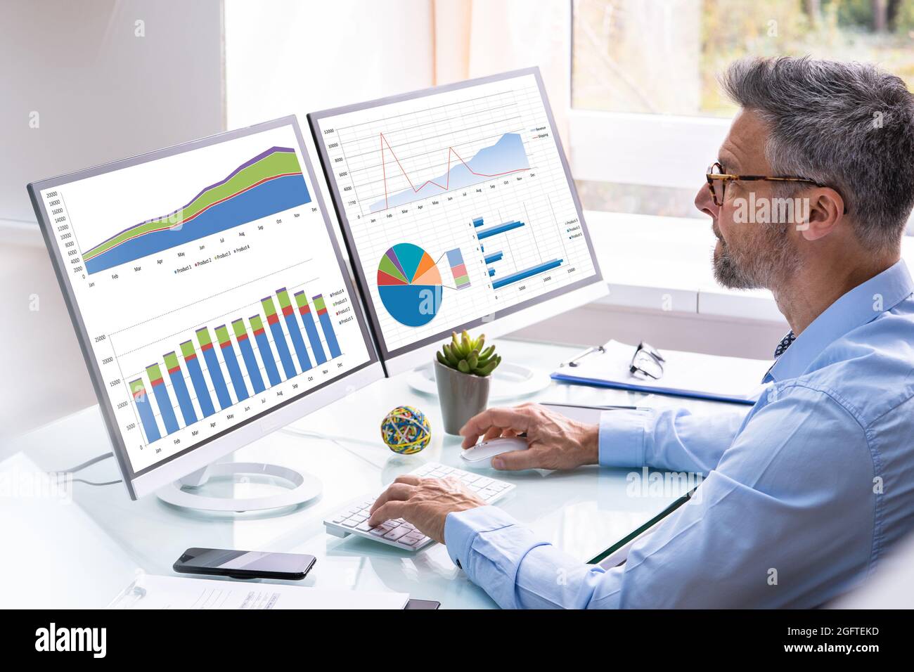 Graph on computer screen hi-res stock photography and images - Alamy