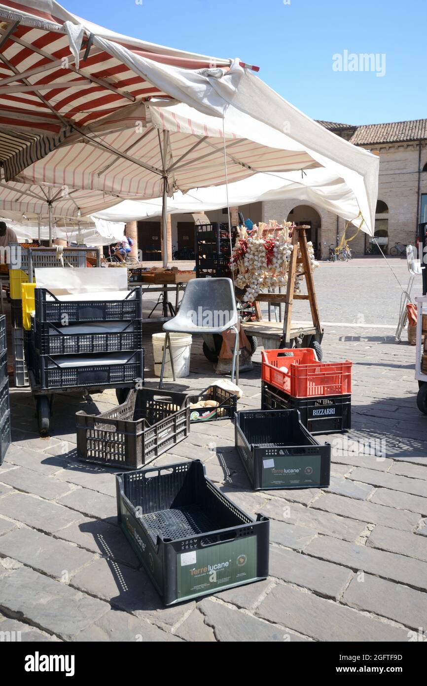 Empty fruit crates hi-res stock photography and images - Alamy