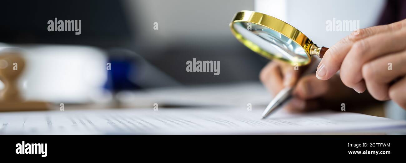 Girl using magnifying glass hi-res stock photography and images - Alamy
