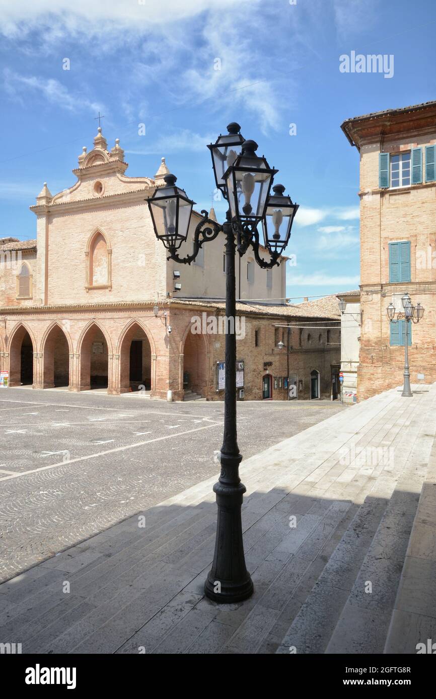 Exterior town square hi-res stock photography and images - Alamy