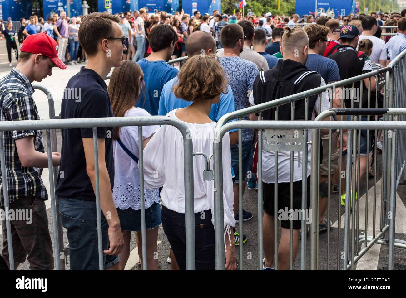Moscow, Russia. 15th July, 2018. Crowds of fans queuing up in the fan ...