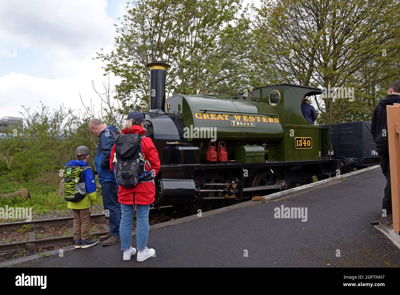 Railway enthusiasts photographing GWR steam locomotive 1340 at Didcot ...