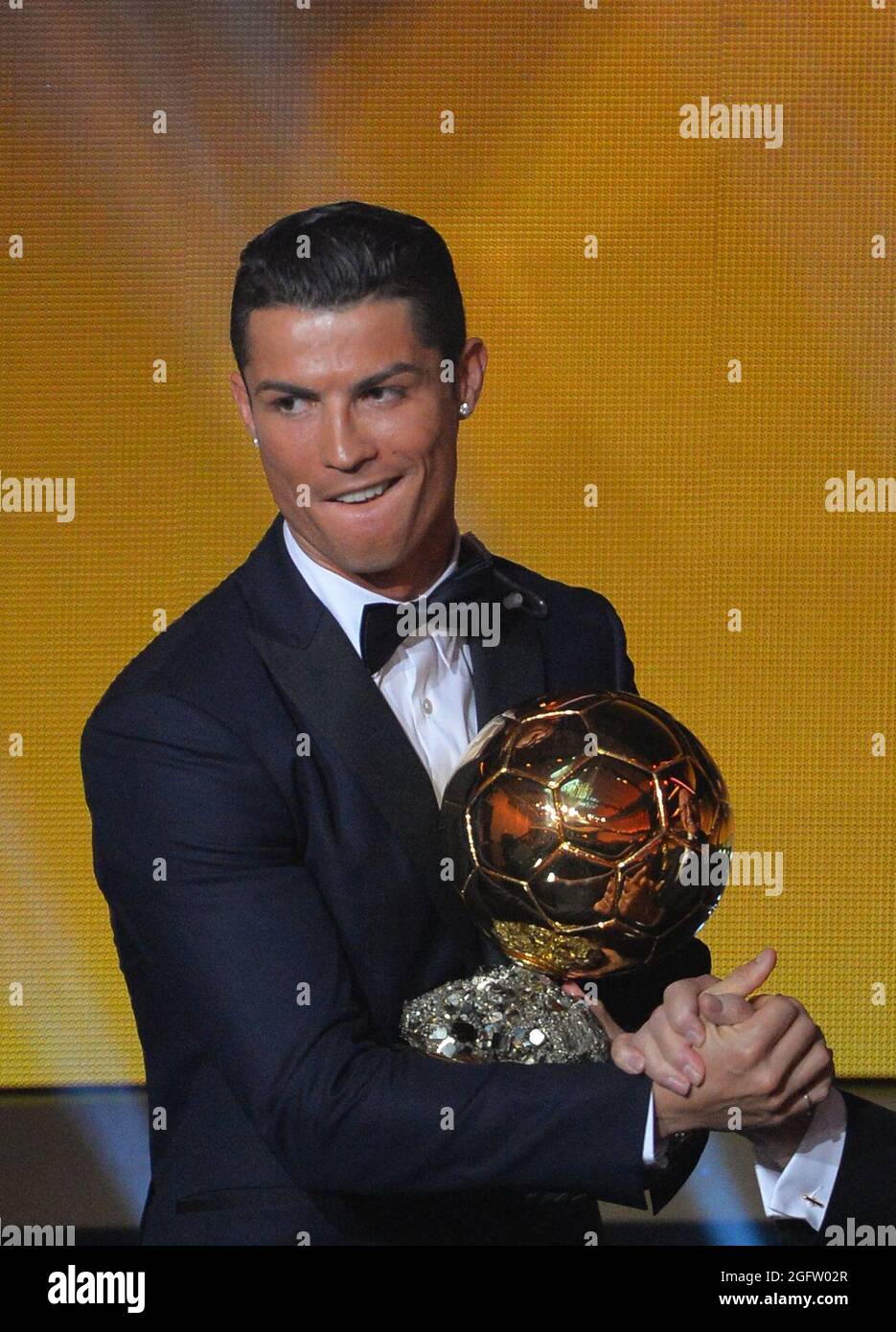 Cristiano ronaldo trophy premier league hi-res stock photography and ...