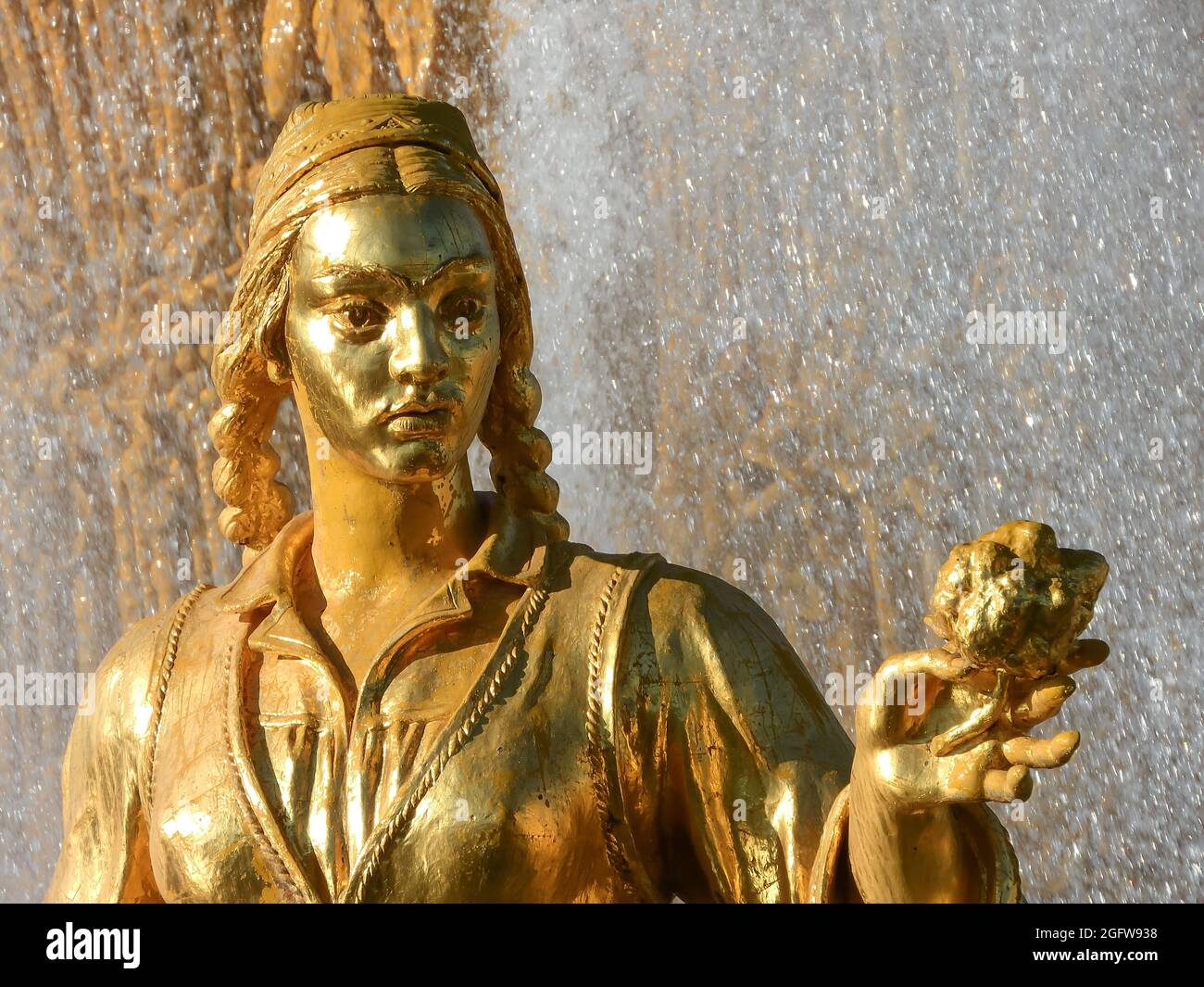 MOSCOW, RUSSIA - 20 SEP, 2018. VDNH, Statue of Girl-Uzbekistan, 1954 ...