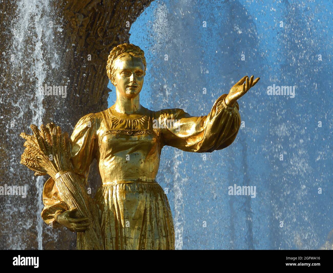 MOSCOW, RUSSIA - 20 SEP, 2018. VDNH, Statue of Girl-Russia, 1954 Stock ...