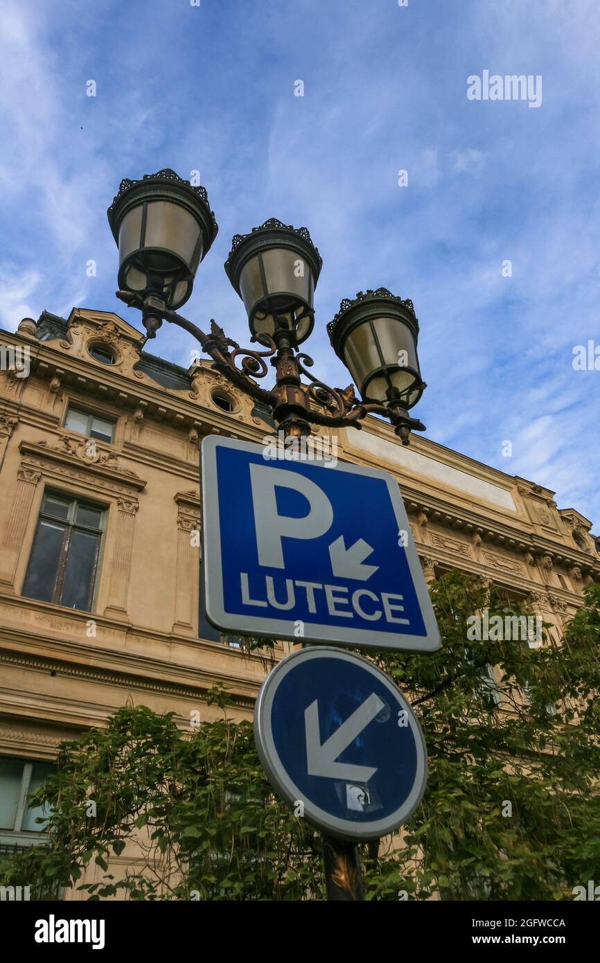 Paris road signs hi-res stock photography and images - Alamy