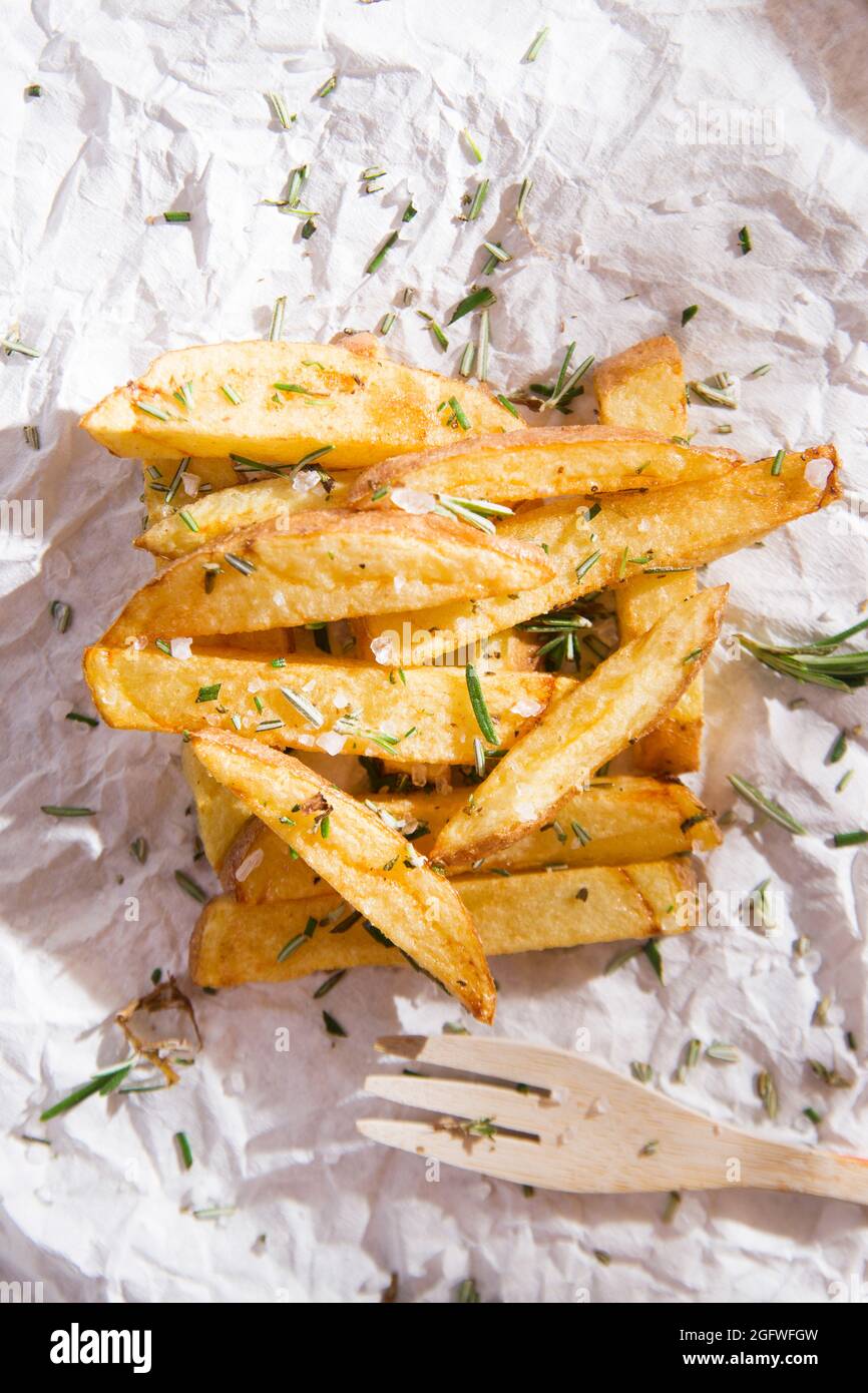 Presentation of a plate of homemade potato chips Stock Photo - Alamy