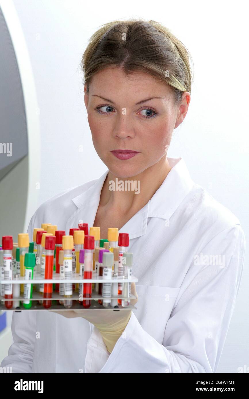 Female laboratory assistant hi-res stock photography and images - Alamy
