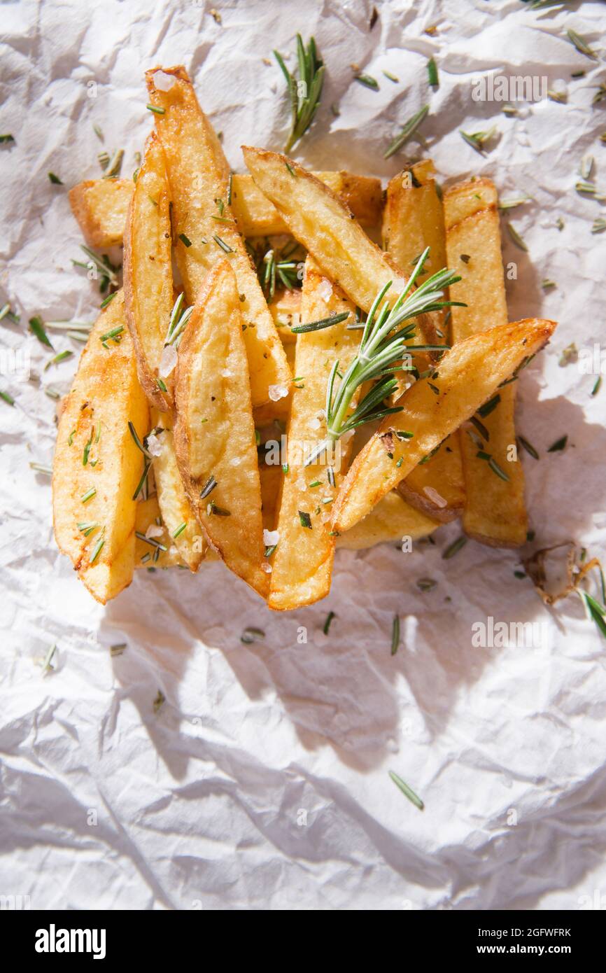 Presentation of a plate of homemade potato chips Stock Photo - Alamy
