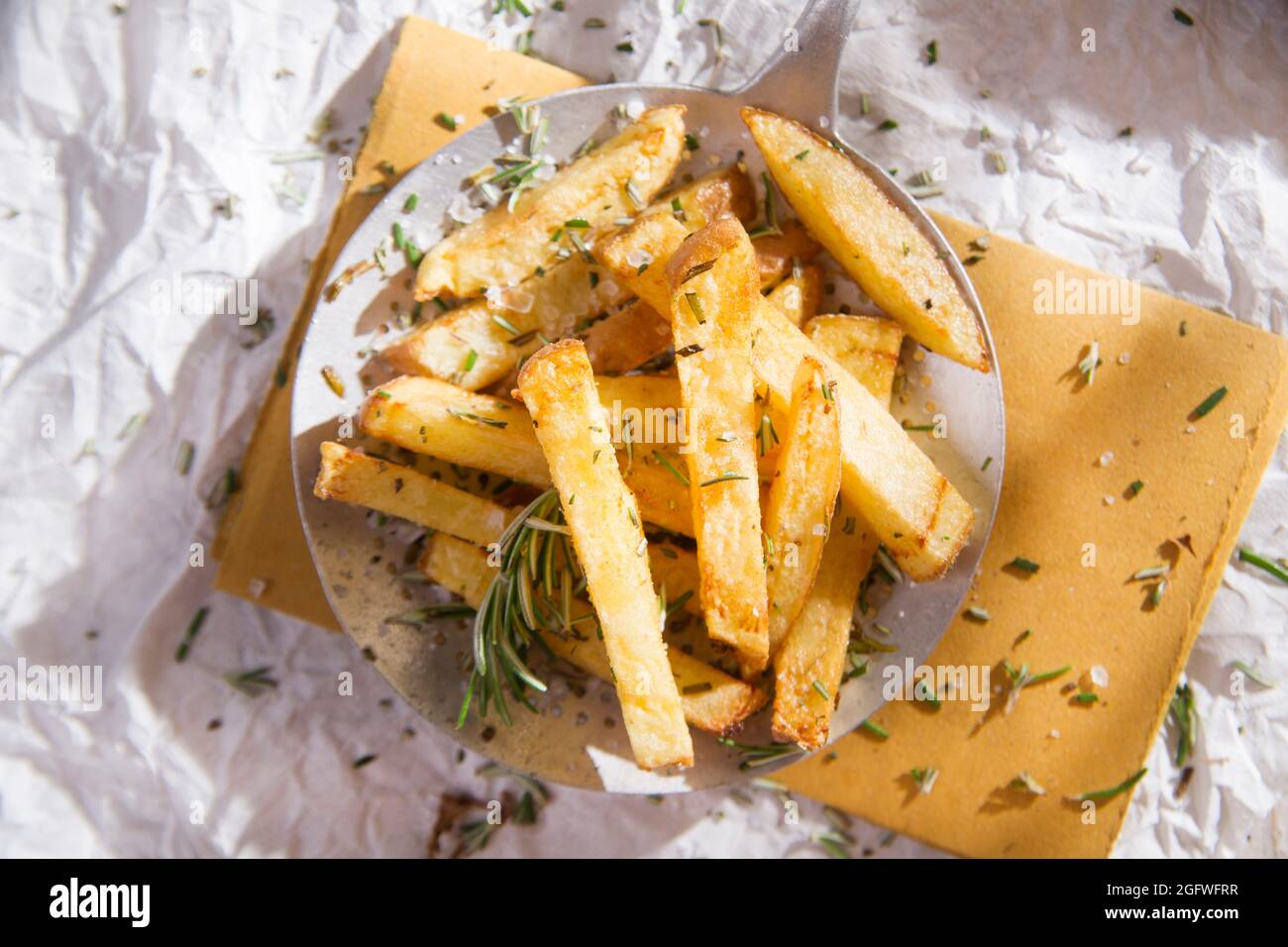 Presentation of a plate of homemade potato chips Stock Photo - Alamy