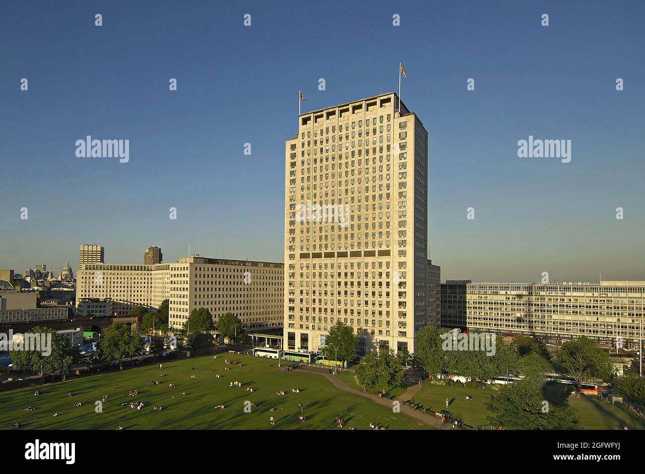 High rise offices hi-res stock photography and images - Alamy