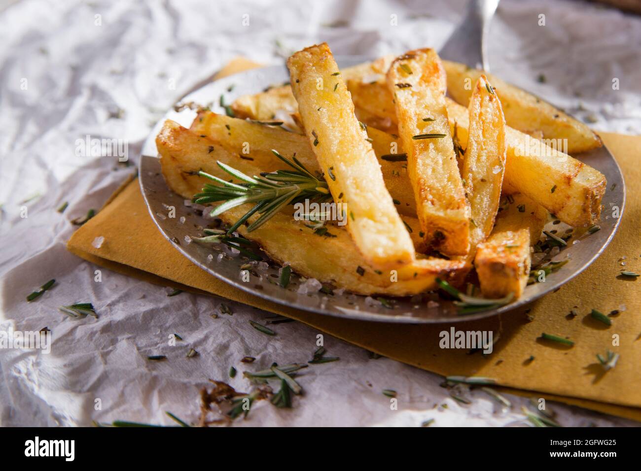 Presentation of a plate of homemade potato chips Stock Photo - Alamy