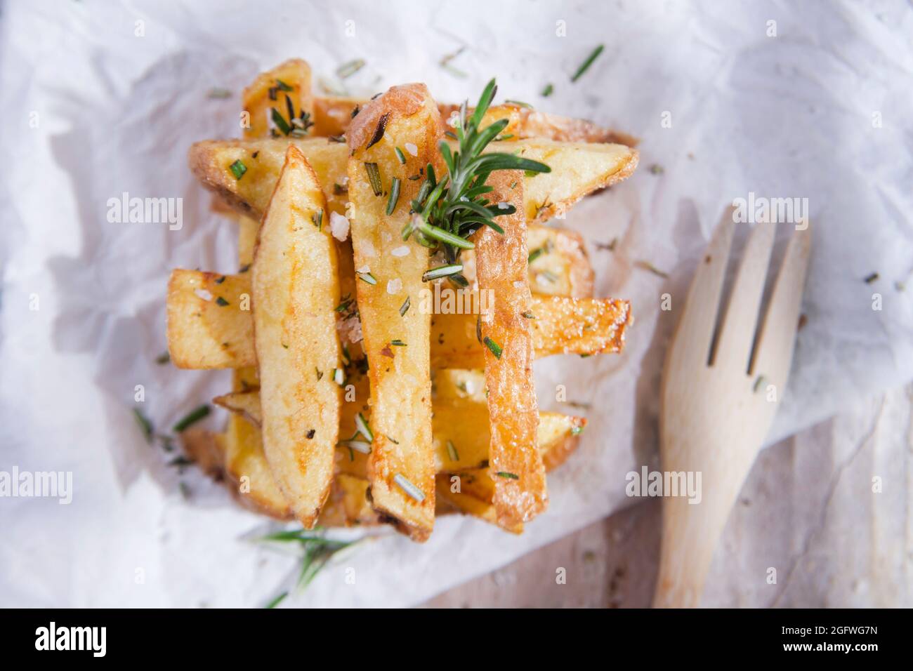 Presentation of a plate of homemade potato chips Stock Photo - Alamy