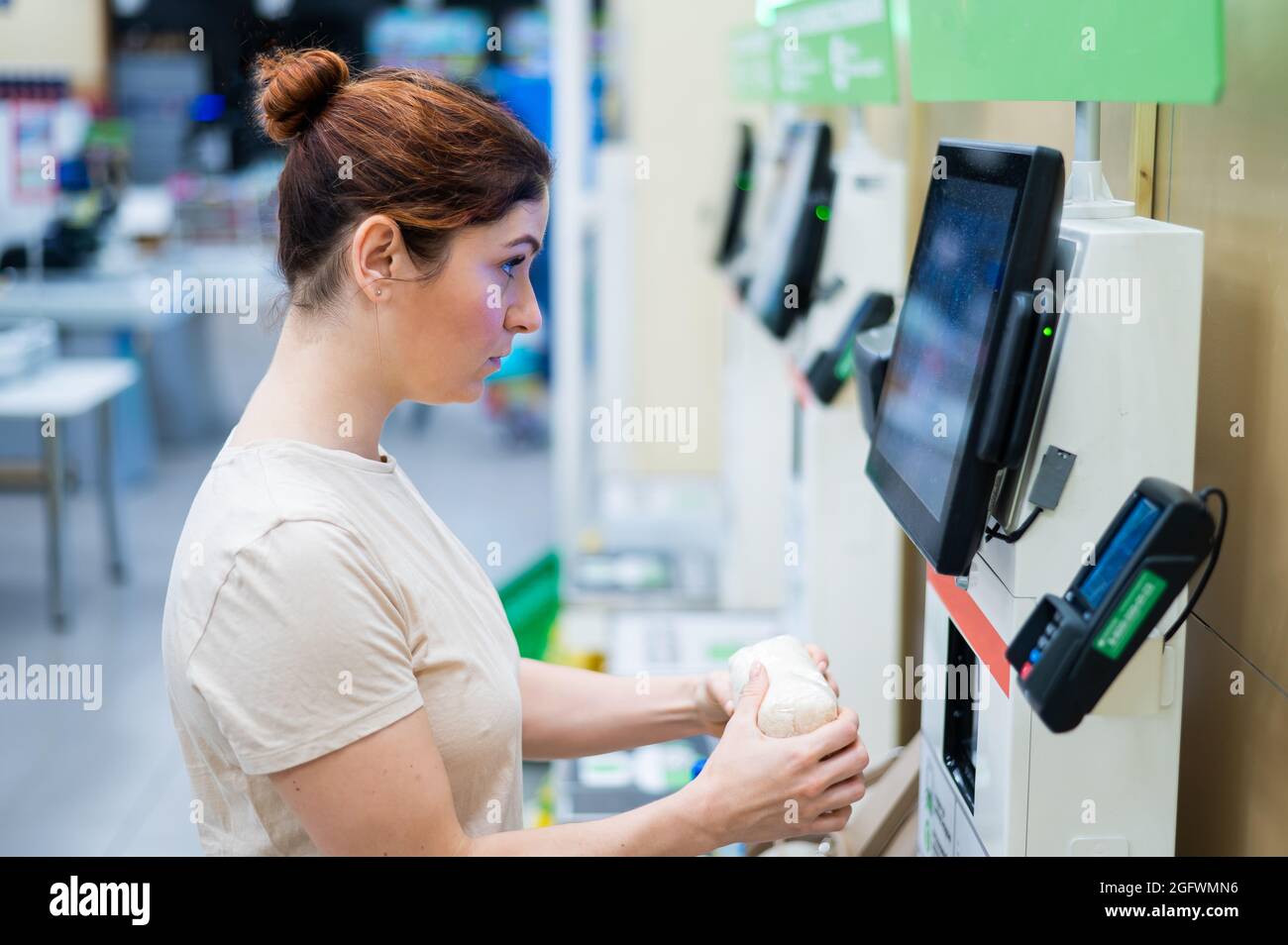 Self scan supermarket woman hi-res stock photography and images - Alamy