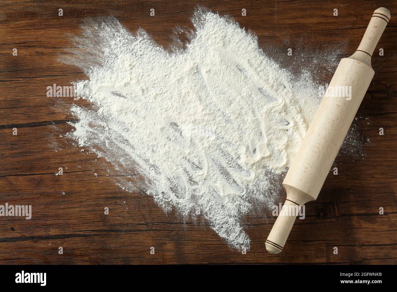 Rolling pin with flour on wooden background Stock Photo - Alamy