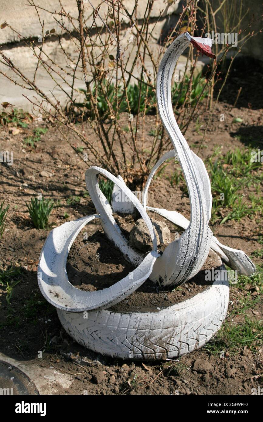 Statue of a swan made with tires Stock Photo - Alamy
