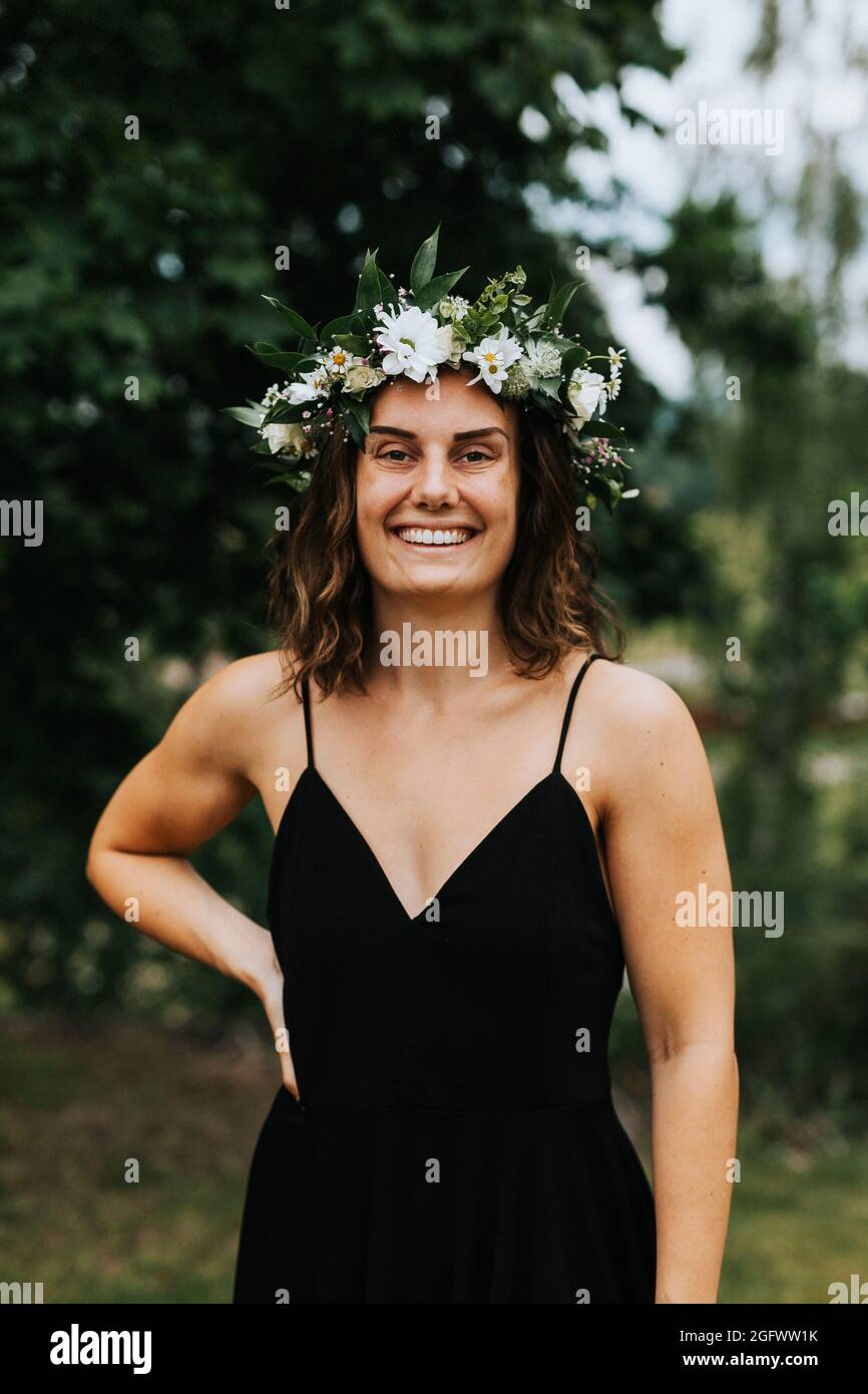 Wearing wreath hi-res stock photography and images - Alamy