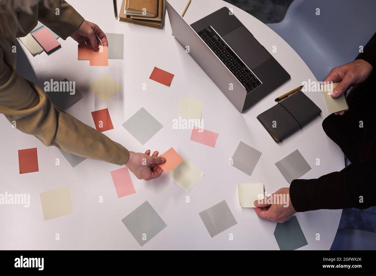 Sticky notes in office hi-res stock photography and images - Alamy