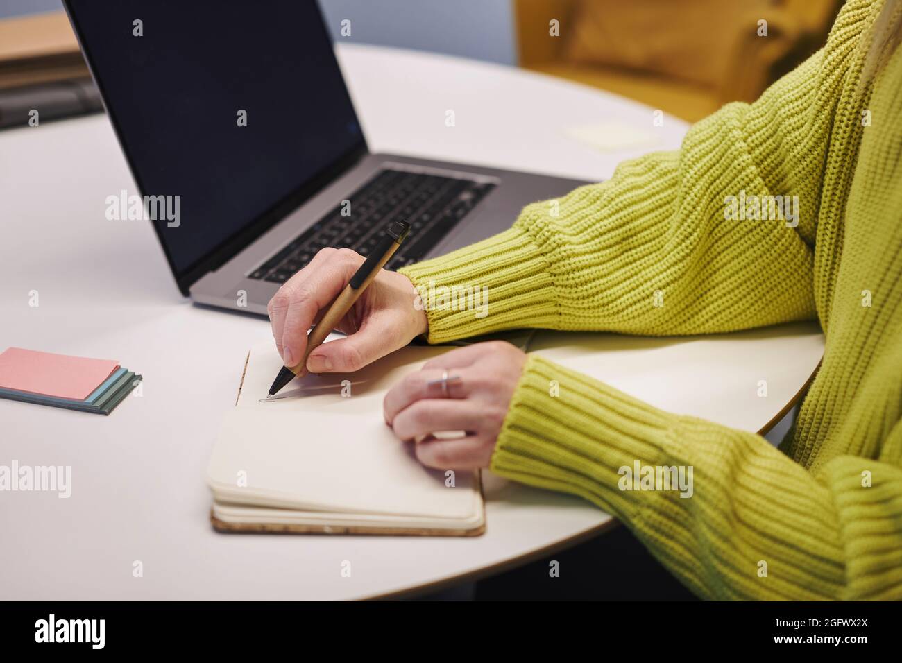 Office note pad hi-res stock photography and images - Alamy
