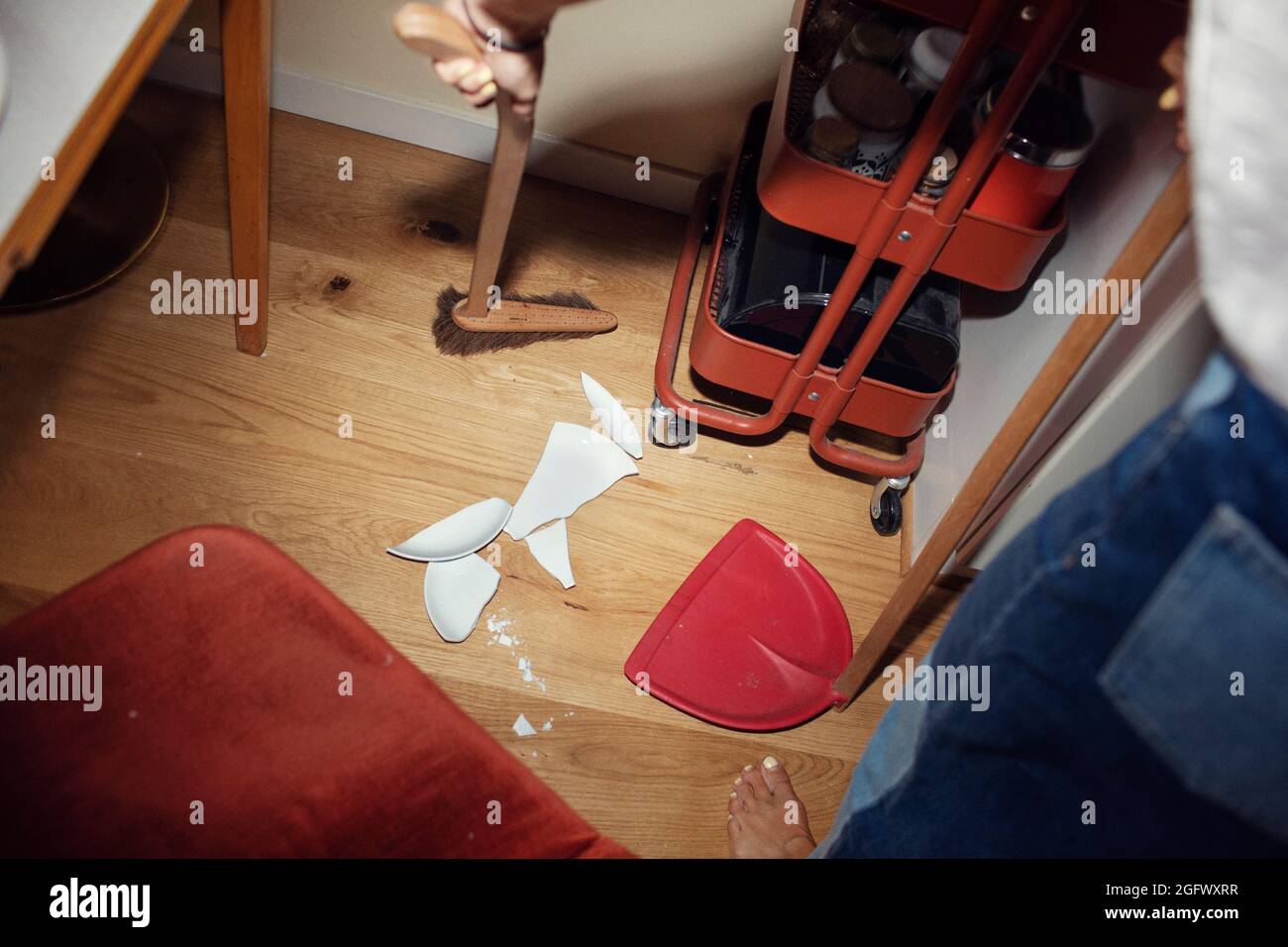 Broken plate hi-res stock photography and images - Alamy