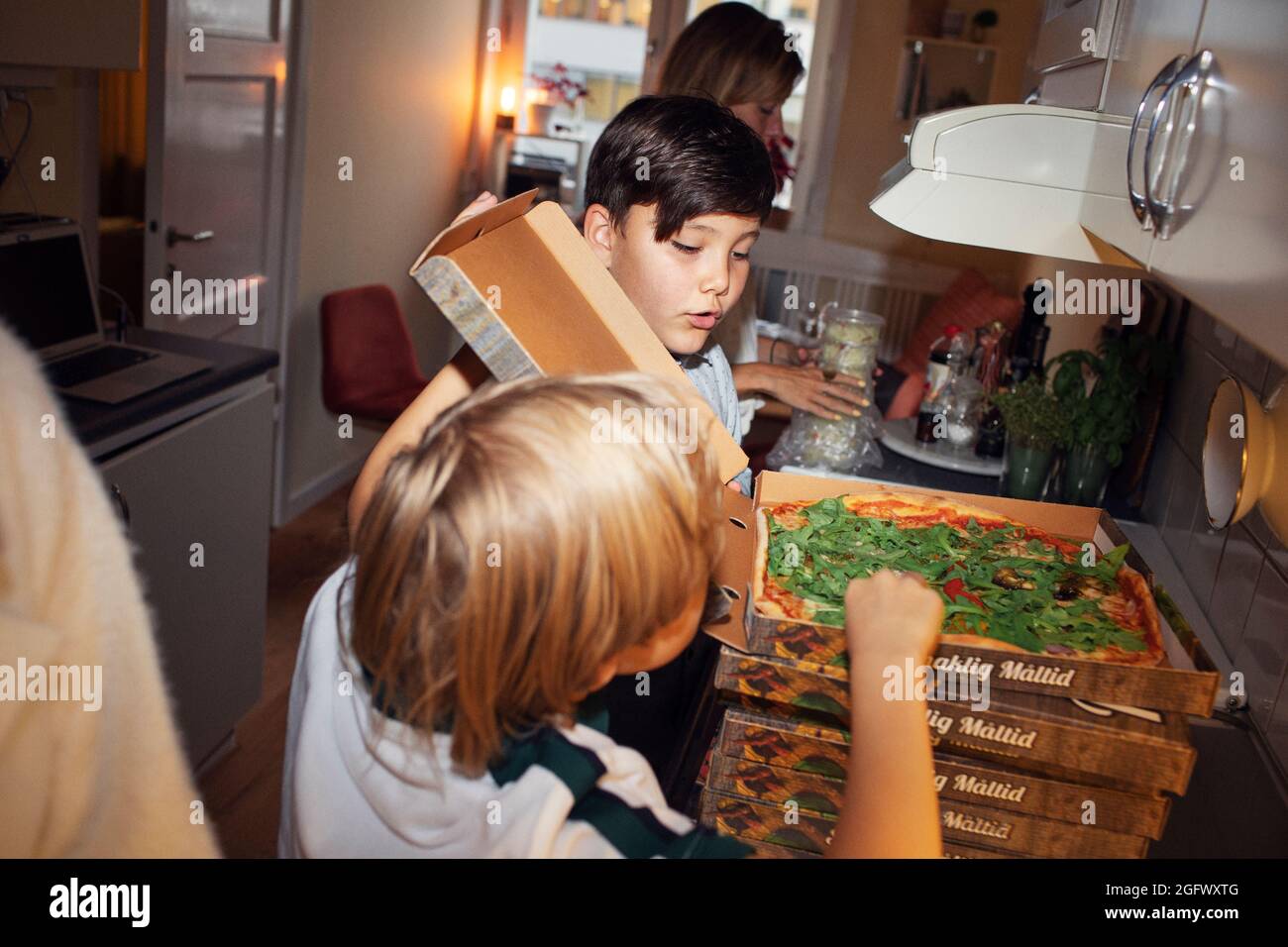 Boy with food box family hi-res stock photography and images - Alamy