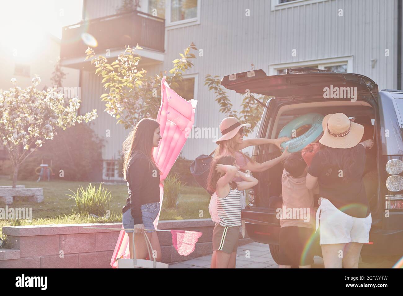 Family packing car before holiday Stock Photo - Alamy