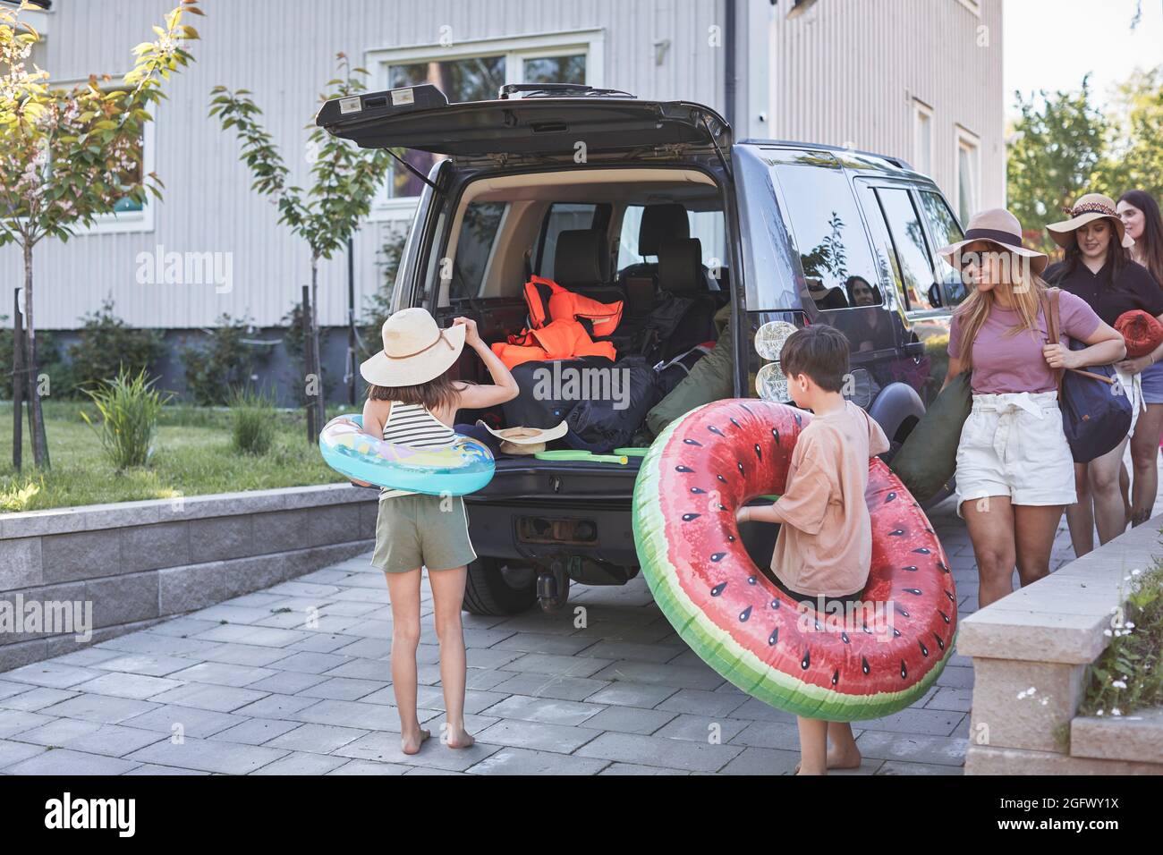 Family packing car before holiday Stock Photo - Alamy