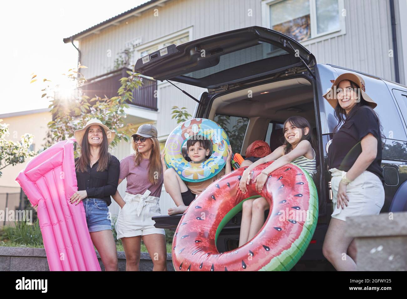 Girl near car hi-res stock photography and images - Alamy
